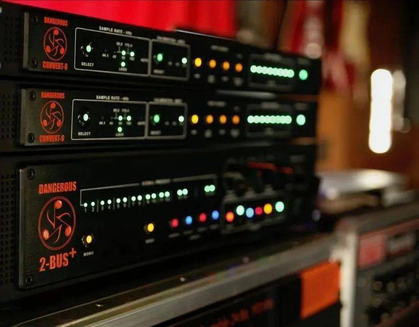 二十年前就已称王的 Dangerous 2 Bus Summing 如今全面升级：Music 2Bus+ 闪亮登场_信号