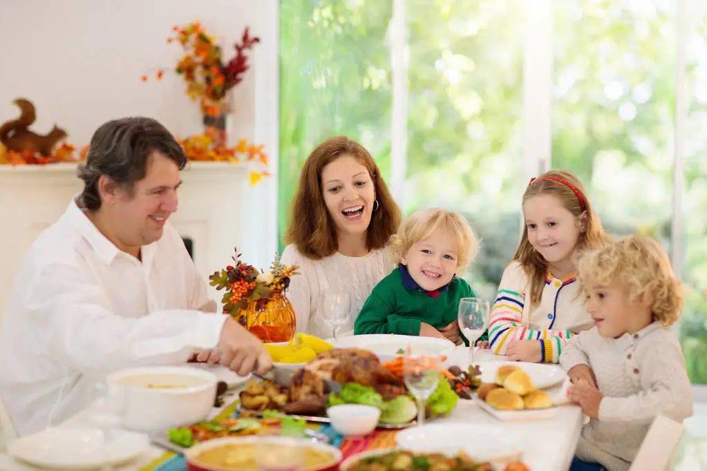 At table和 at the table 傻傻分不清楚？看完你就会了！_意思