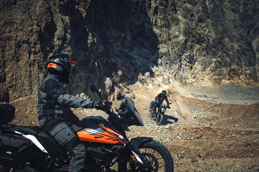 KTM 2022 款 250、390 Adenture 探险车 户外特写_搜狐汽车_搜狐网