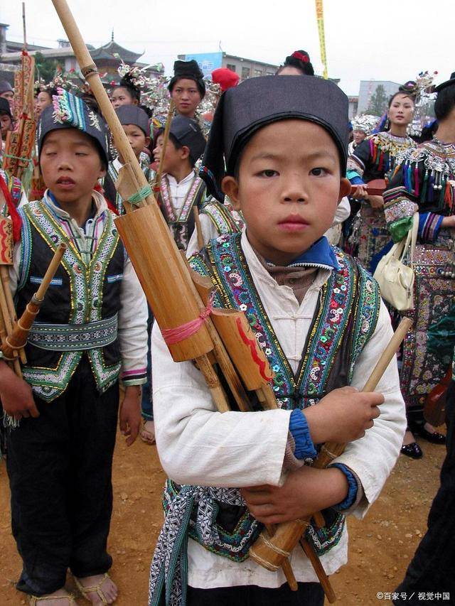 聊斋故事：胆大书生娶两房娇妻，一个是鬼一个是狐狸精_桑晓_邻居_时候