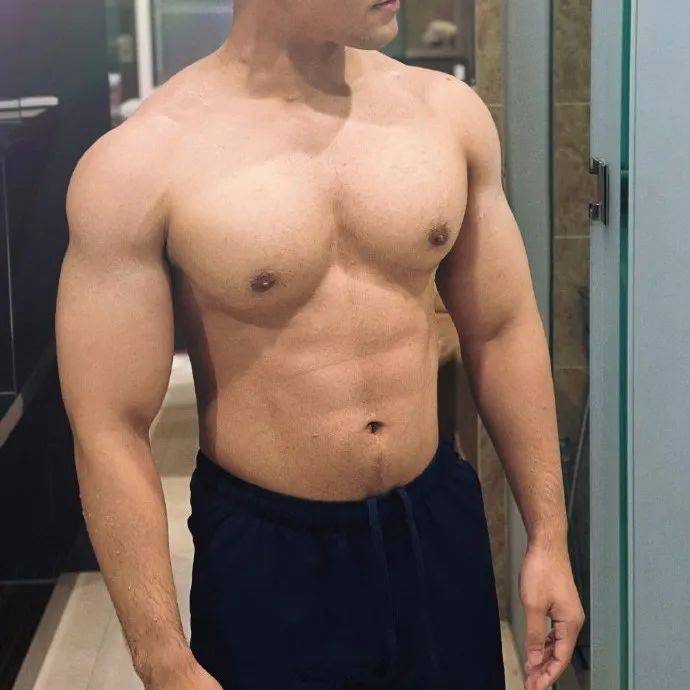 猛男练胸三头的徒手动作,助你打造厚实胸肌!俯卧撑训练运动