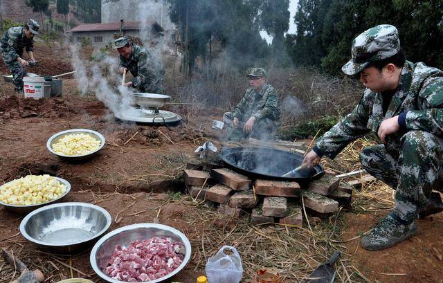 当兵以后的伙食怎么样？品种繁多，量大管饱，味道很好_部队_炊事_时候