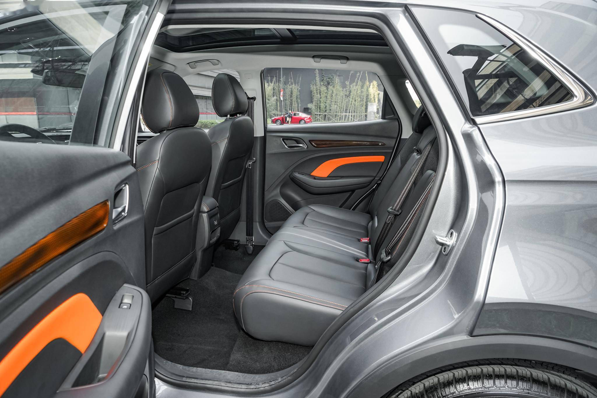 解读荣威RX3：1.6L自吸毛病少，稳重靠谱又便宜的SUV，售6.98万起_搜狐汽车_搜狐网