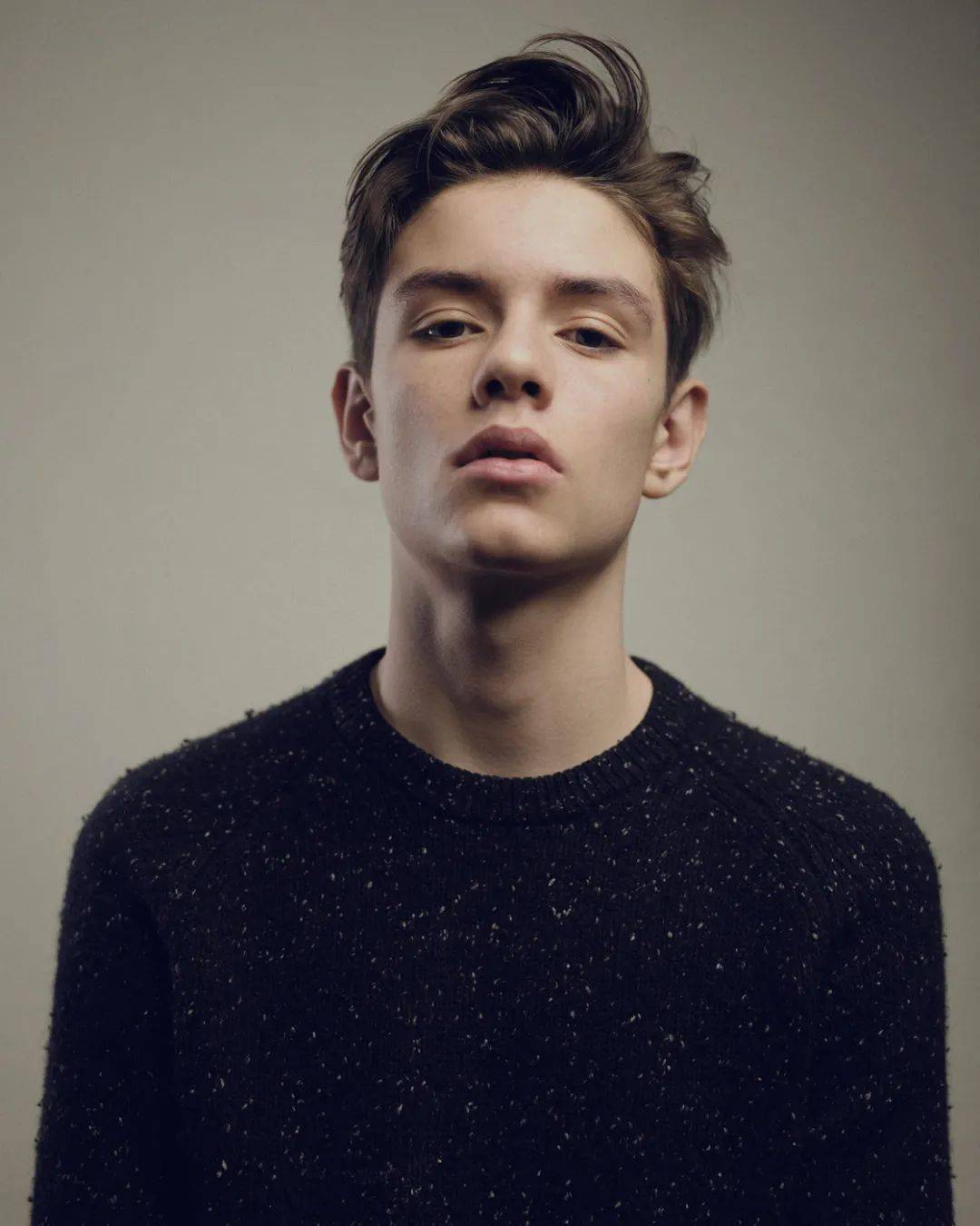 路易斯·帕特里奇为 PRADA 走秀！_Louis_都会_成为了