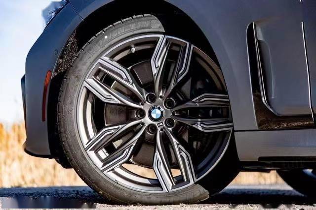 宝马7系中的“旗舰”，新版M760实拍！12缸强悍引擎+四驱，真霸气_搜狐汽车_搜狐网