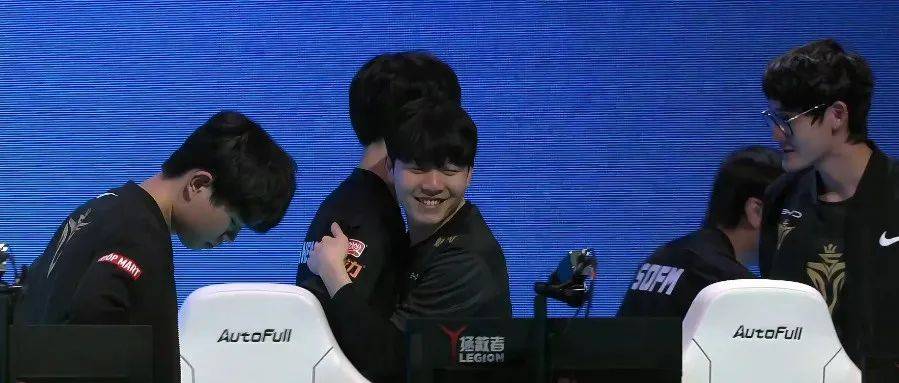 Rookie的首败是TheShy给的，赛后俩人相拥的画面让IG粉丝泪目_比赛_Rich_Sofm