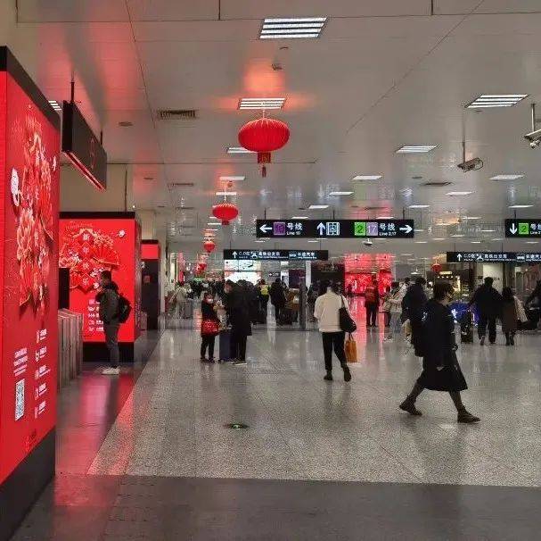 用“敬业”点亮“平安”【别样“虹运年”】地铁虹火人的春节打开方式_乘客_火车站_监护