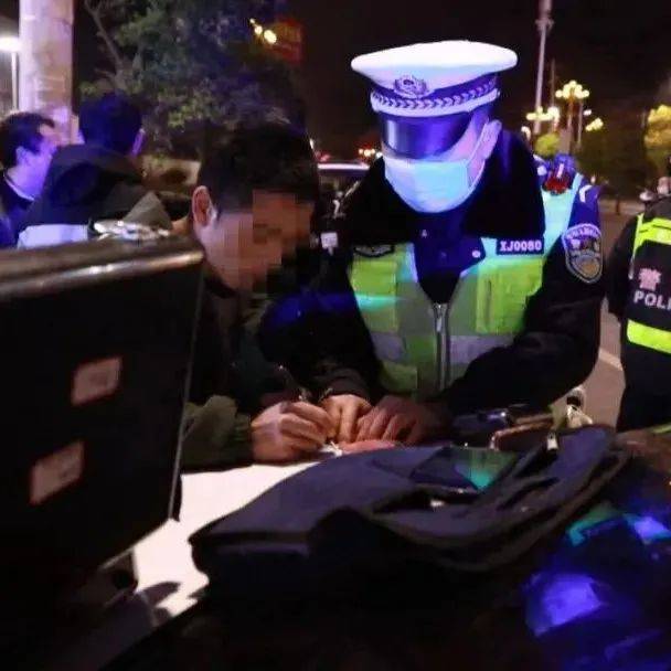 紫云一男子酒驾被查，同车朋友竟埋怨交警大晚上不休息王某进行驾驶员