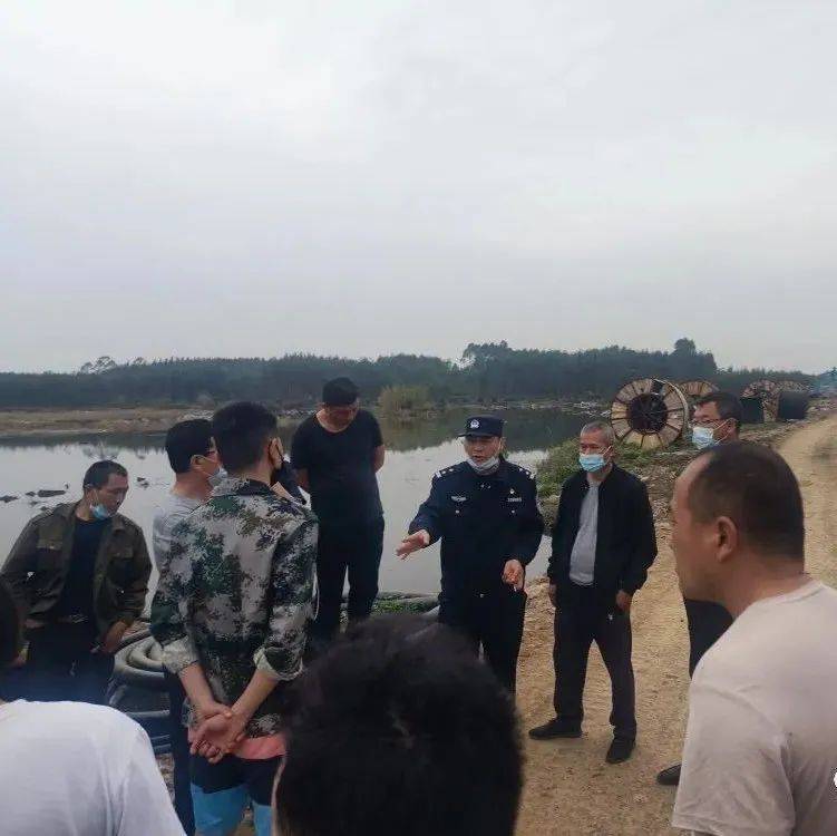 事发宾阳和吉！40名民工聚在一项目工地，警察也出动了工作群众调解