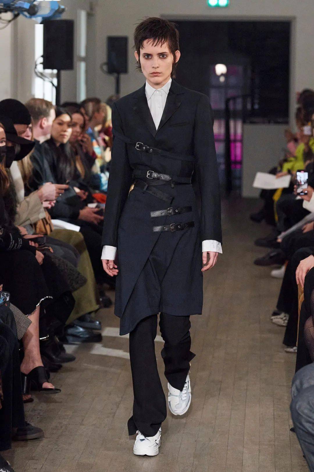 洒脱硬朗尽显摩登！多元混搭的Rok Hwang在「Home Town Hero」又会带来怎样的表现？_设计_服装_Fall