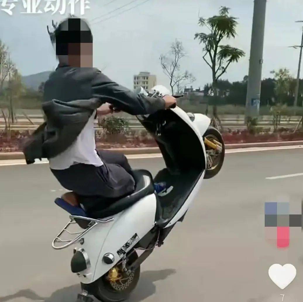 你是有几条命？博白这个 鬼火少年”跪着炫车技、逆行驾驶摩托车视频行为
