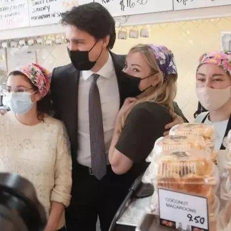 火了！杜鲁多惊现多伦多面包店跟美女合照：左拥右抱，喜笑颜开！_因为_BlogTO_罗宋汤