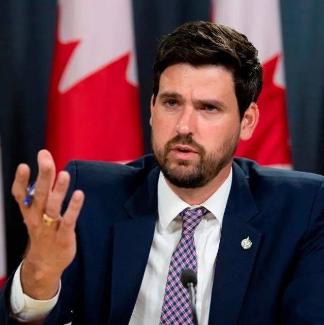 加拿大移民部长：要人！给旅游签证者发枫叶卡或成长期政策！_Sean_Fraser_永久