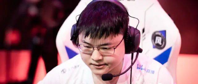 Uzi的传言被辟谣了！957澄清：网传他去JDG或者V5，都是假消息！_uzi_选手_进步