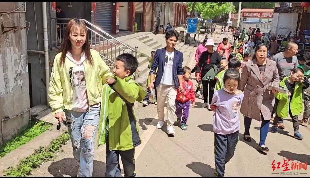 小镇工厂里的 陪读妈妈”:在现实与未来夹缝间选择,为了下一代返乡打工梁立容孩子儿子