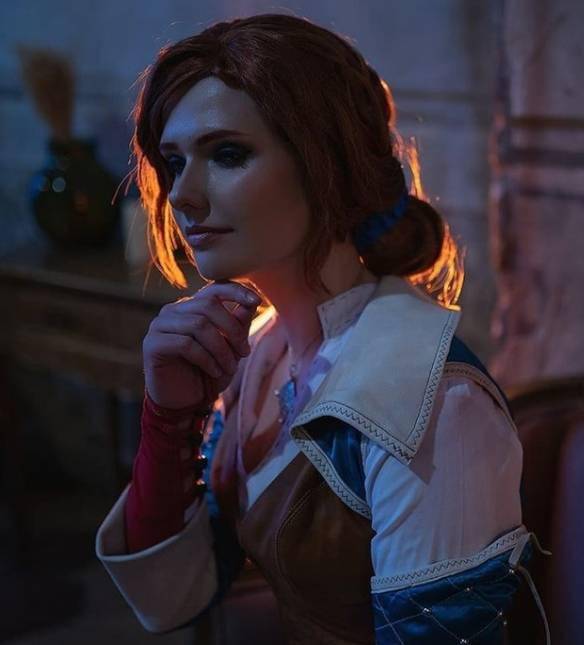 俄罗斯正妹《生化4》艾达王COS 高衩红礼服惊艳亮相_巫师_游戏_来自