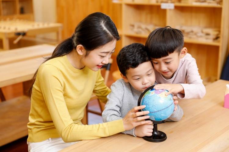 一边居家办公,一边是黏人的 神兽”,还能建立良好的亲子依恋关系吗?孩子发展李燕