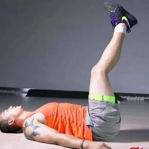 随时都能进行的徒手腹肌训练动作 腹部双腿身体