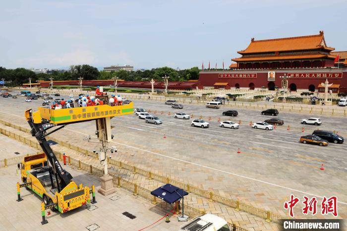 天安门广场及长安街253基华灯启动“体检”_检修_进行_北京