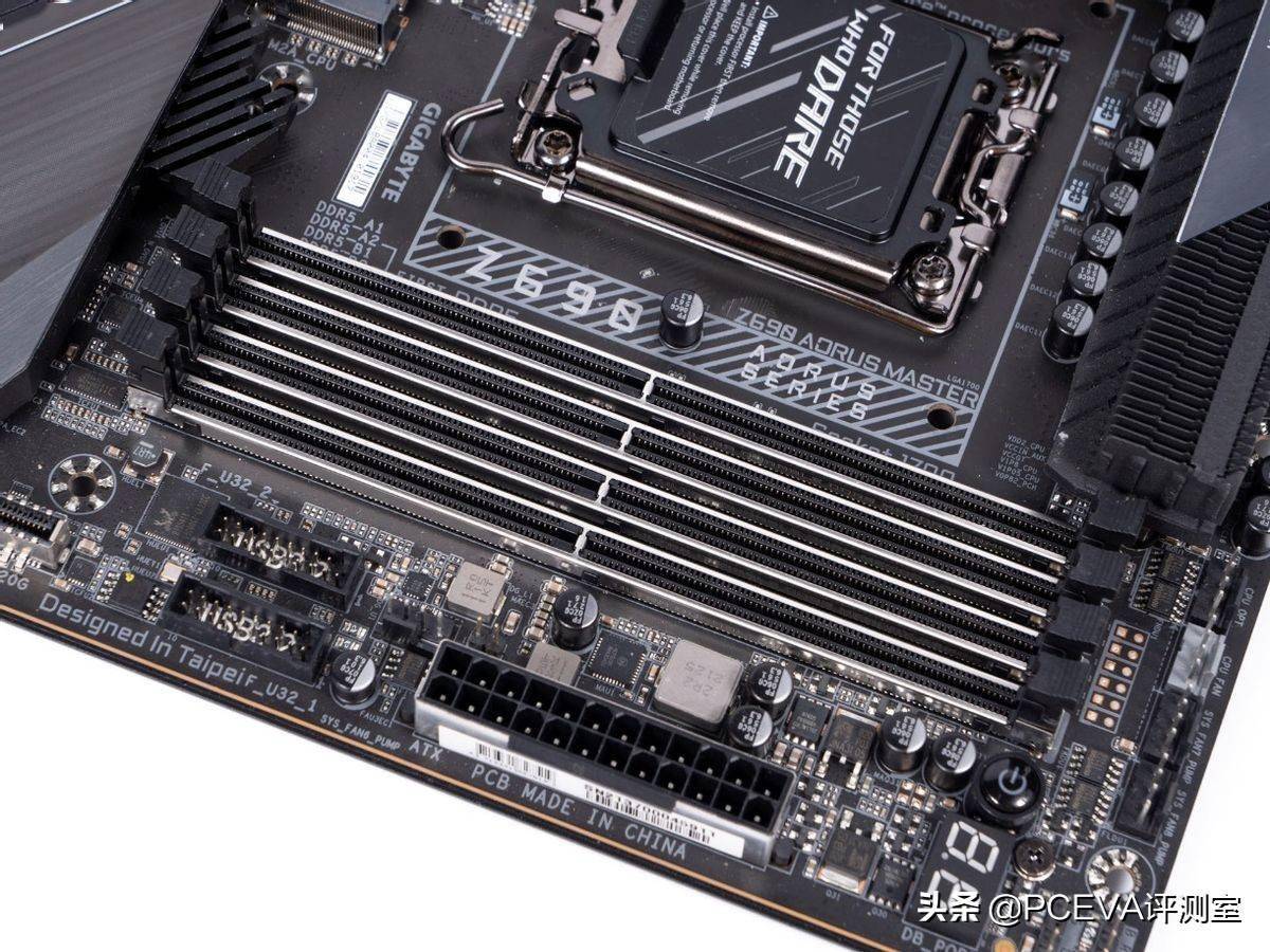 技嘉超级雕—Z690 AORUS MASTER主板评测_供电_接口_设计