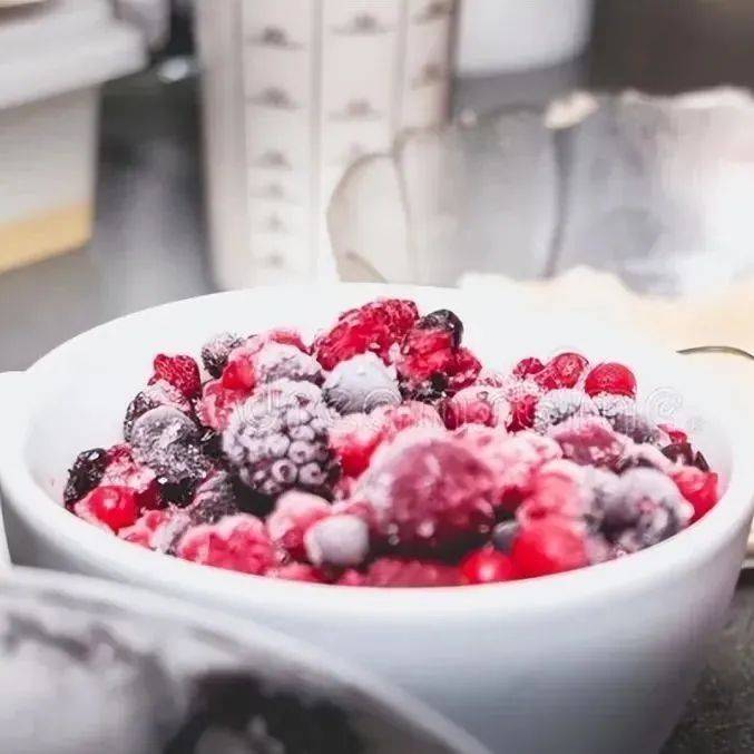 我宣布！这四种水果冻进冰箱后的口感直接封神，比冰淇淋还好吃！_冷冻_雪糕_葡萄