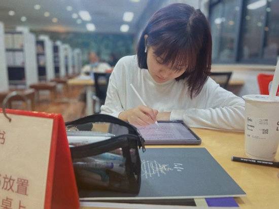 95后女生因染粉红色头发被网暴郑灵华爷爷内容
