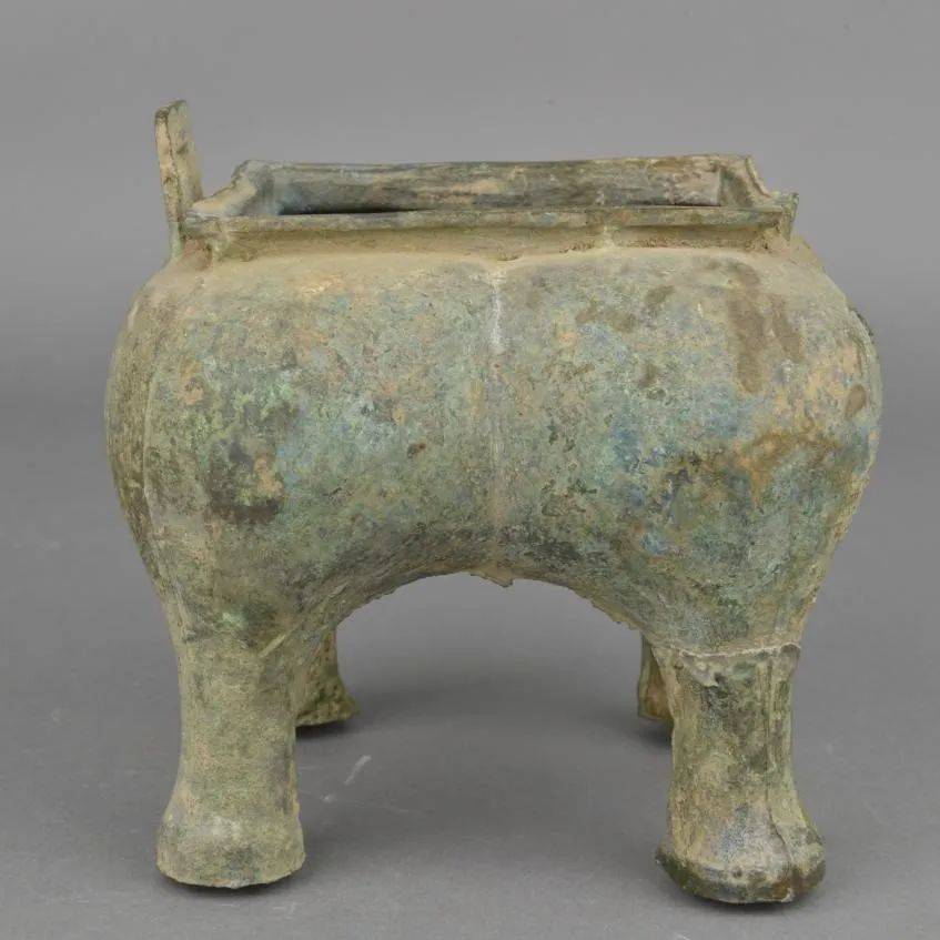 【创建全国文明城市 • 平博珍藏在线鉴赏】青铜鬲_cm_束颈_四蹄
