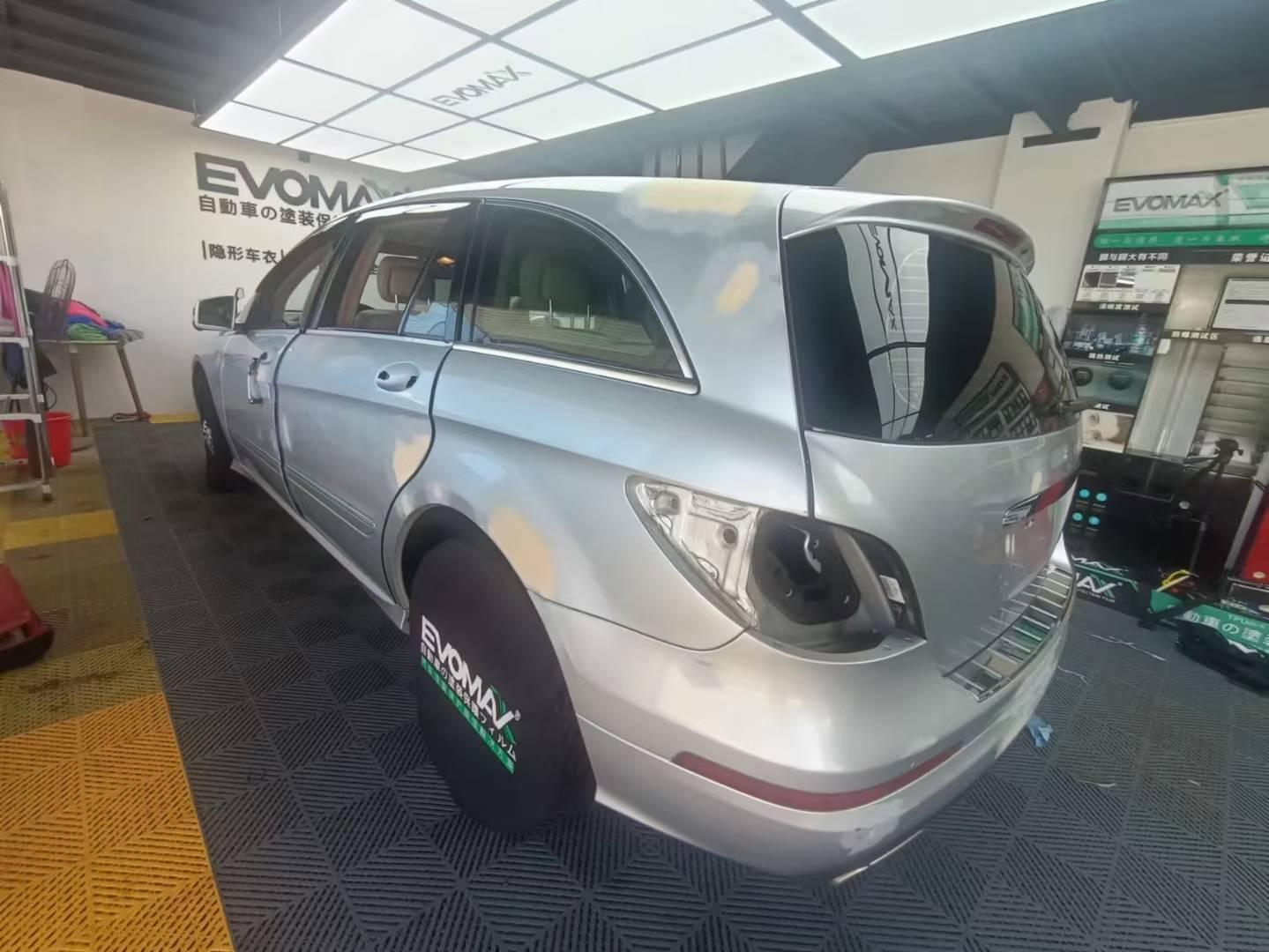 奔驰R300贴膜EVOMAX易玛改色膜上下双拼改色液态金属银和钢琴黑_搜狐汽车_搜狐网