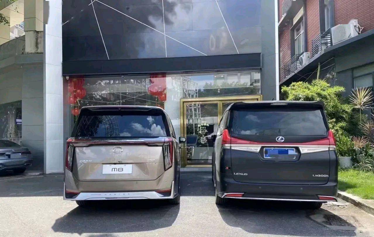 实拍新款传祺M8，2.0T+电动侧滑门，首次与雷克萨斯LM同框，霸气_搜狐汽车_搜狐网