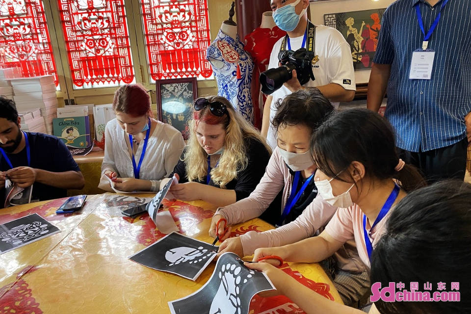 International students explore the charm of Yantai paper-cutting_and ...