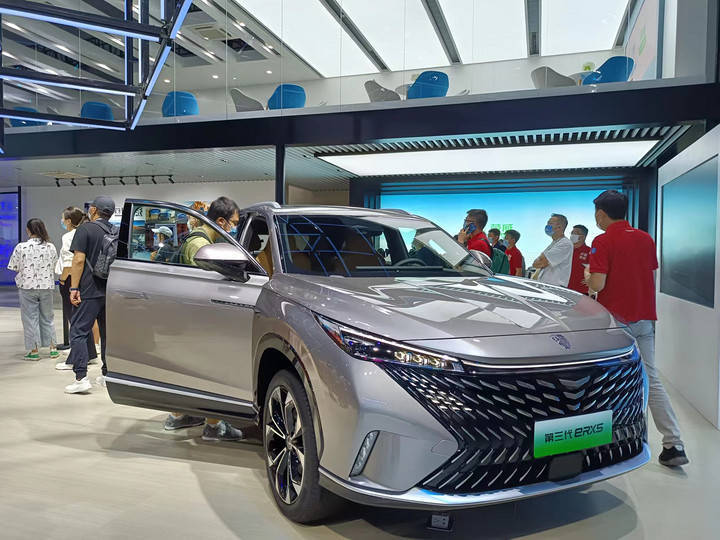 双联屏左右可移380mm/内置8155芯片，荣威全新eRX5正式亮相_搜狐汽车_搜狐网