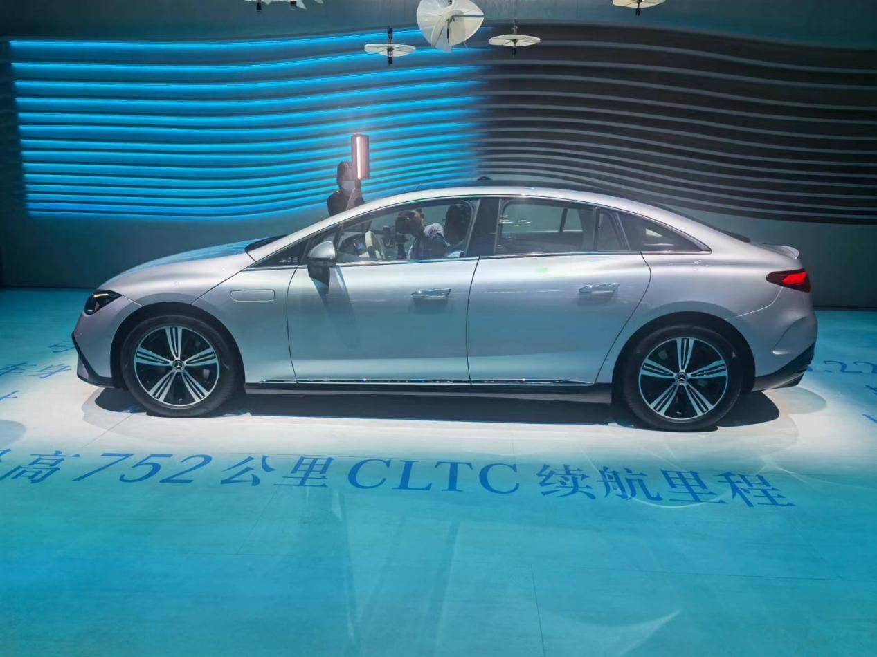 2022成都车展：首台EVA平台国产车型 52.8万起售 奔驰EQE公众亮相_搜狐汽车_搜狐网