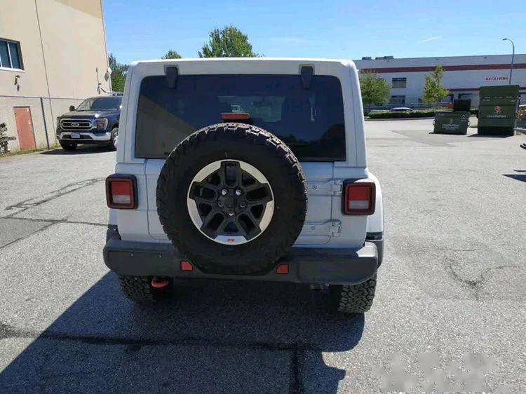 实拍新版JEEP牧马人，造型威猛，2.0T+8AT_搜狐汽车_搜狐网