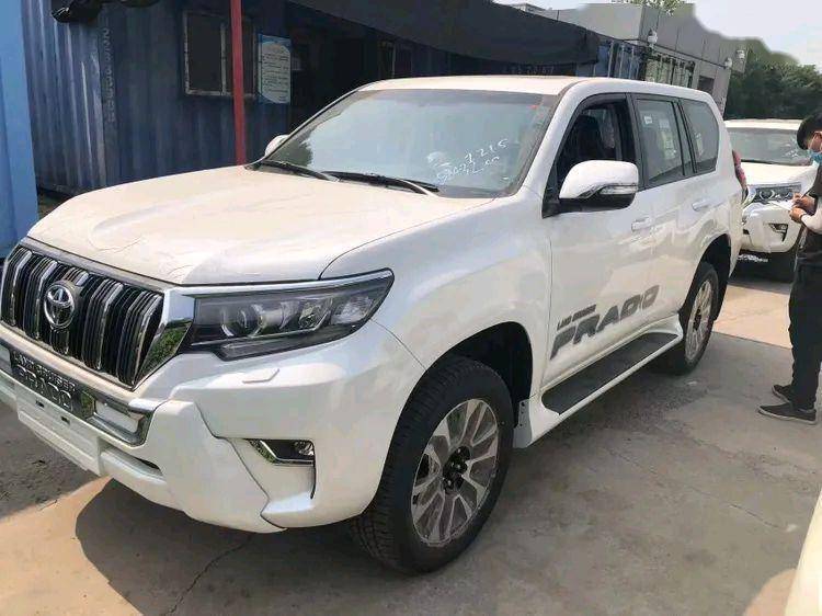 实拍“国六”丰田霸道，2.8T+6AT，升级熏黑大灯，越野范十足_搜狐汽车_搜狐网