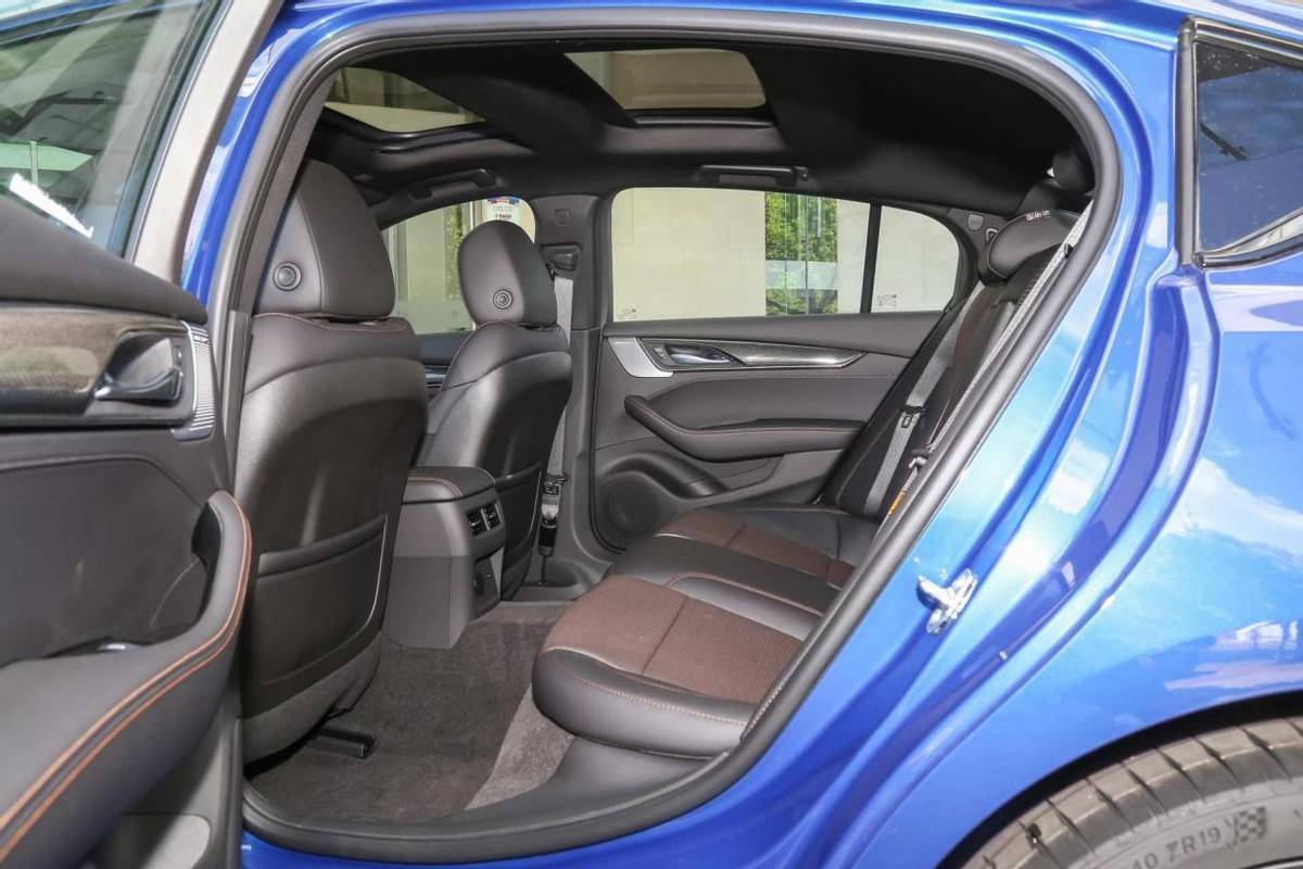 有它在，BBA都不香了，标配2.0T+10AT，关上门就剩安静_搜狐汽车_搜狐网