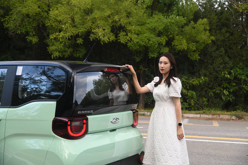 可爱风微型电动车二选一，QQ冰淇淋和宏光MINIEV你站谁？_搜狐汽车_搜狐网