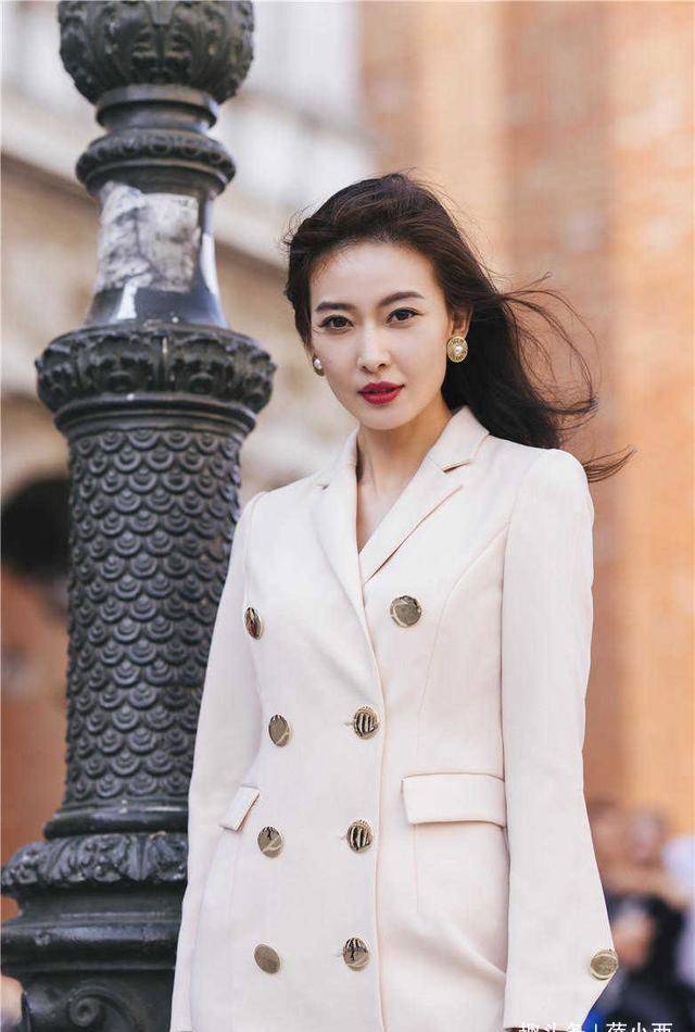 周知去看秀穿得真时髦，抹身材上衣配紧身裤，170身材气质媲美超模 -6park.com