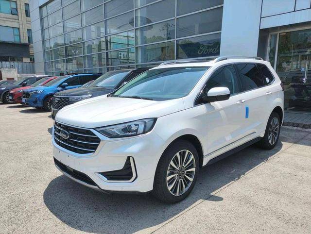 红旗HS6亮相街头，车长近5米，标配2.0T+爱信8AT，剑指福特锐界！_搜狐汽车_搜狐网