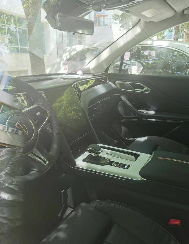 红旗HS6亮相街头，车长近5米，标配2.0T+爱信8AT，剑指福特锐界！_搜狐汽车_搜狐网