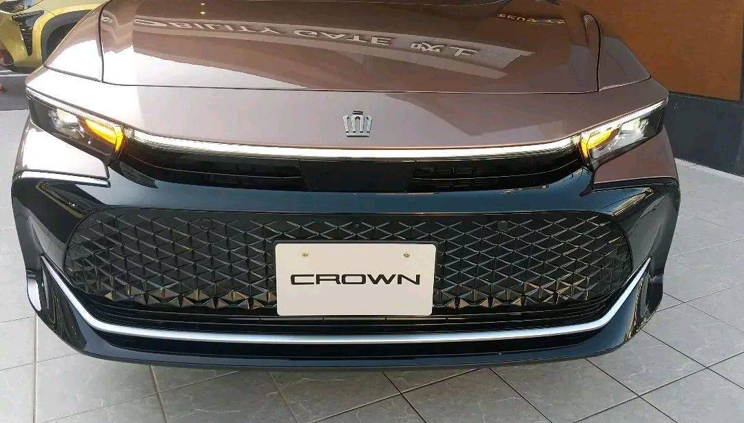 新丰田皇冠“运动版”曝光，2.4T+6AT，琥珀金漆面质感一流，帅气_搜狐汽车_搜狐网