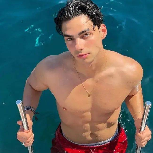 德国时尚界力捧的小鲜肉，唯一的缺点就是大腿有点粗！_Jacob_Rott_颜系