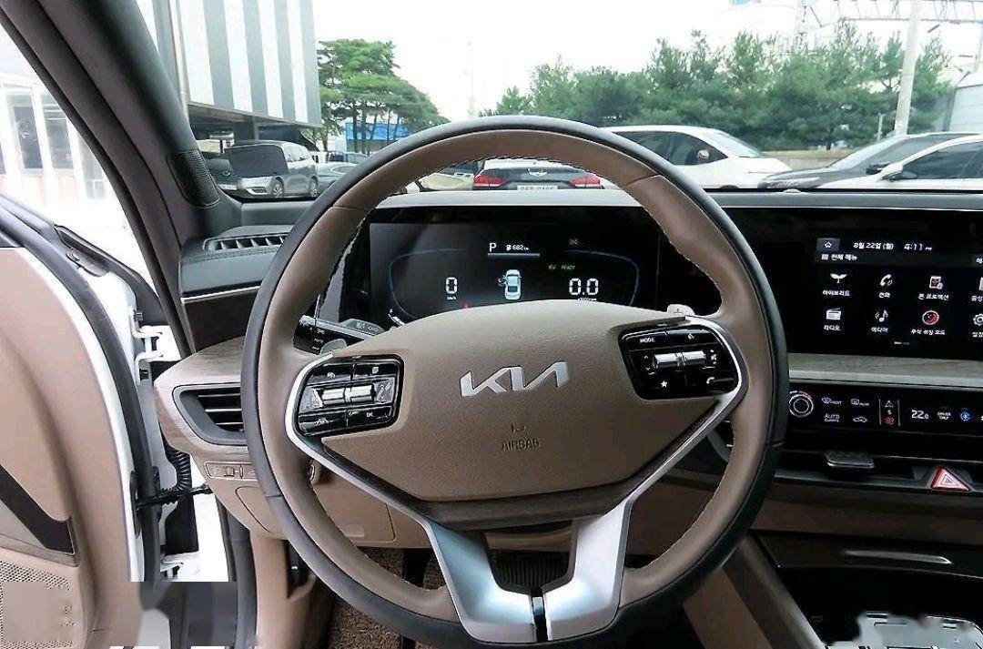 KIA亮出“旗舰”，气场不输红旗H5，6缸+长轴距，新款起亚K8曝光_搜狐汽车_搜狐网