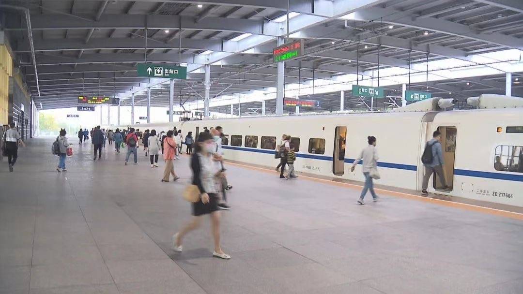 首创铁路公交化运营，上海金山铁路十年发送旅客8500万人次次列车范女士旅游