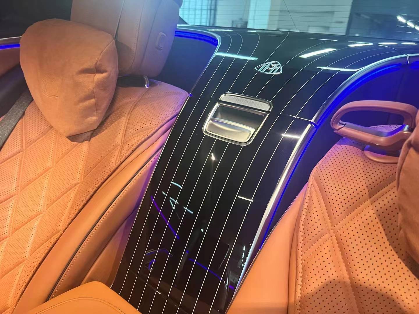 21-22款迈巴赫S480升级钢琴黑桃木条纹饰板+电动后门案例_搜狐汽车_搜狐网