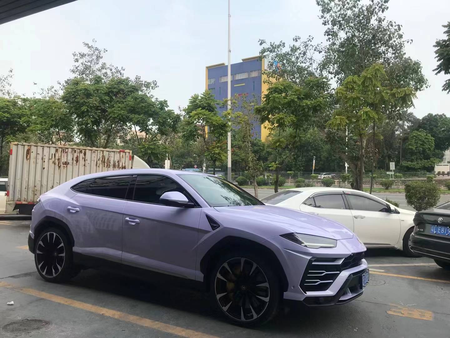 兰博基尼Urus全车PET星黛紫+卡钳黄色喷漆，梦幻般的浪漫_搜狐汽车_搜狐网