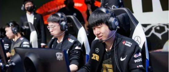 气势如虹 | S12小组赛 RNG 1-0 力克 LCK 一号种子 GEN 战队！_比赛_英雄联盟_Ming