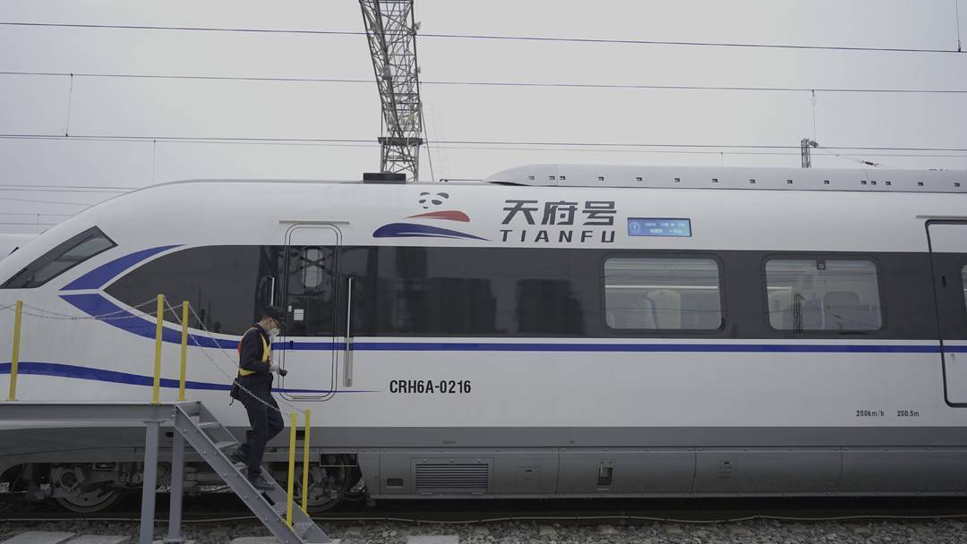 上新 CRH6A动车组迎西南地区首秀_搜狐汽车_搜狐网
