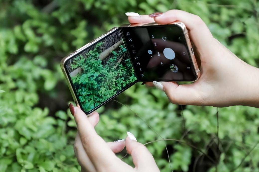 心系天下三星W23 | W23 Flip正式发布 双旗舰折叠屏耀世而至_工艺_姿态_机身