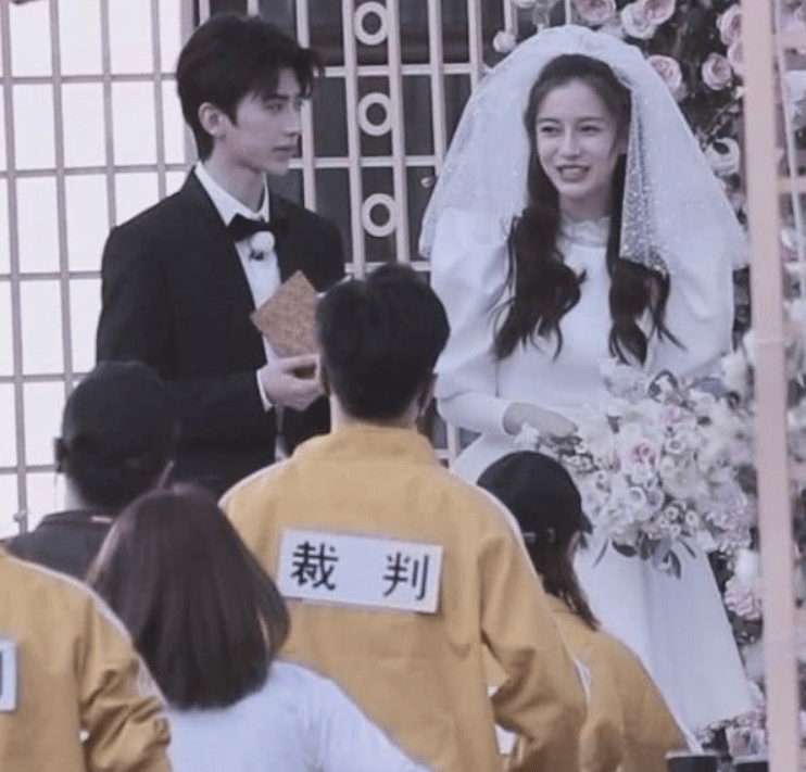 《奔跑吧8》杨颖当场穿婚纱,镜头特写蔡徐坤:确定他只是司仪? 模样 兄弟 新郎