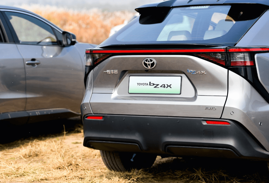 纯电阵营再迎“猛将”！丰田bZ4x上市暨bZ3发布，还要等比亚迪？_搜狐汽车_搜狐网